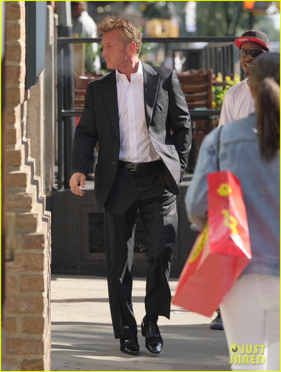 Sean Penn Suits Up for a Day Out in New York City: Photo 3944968 | Sean ...