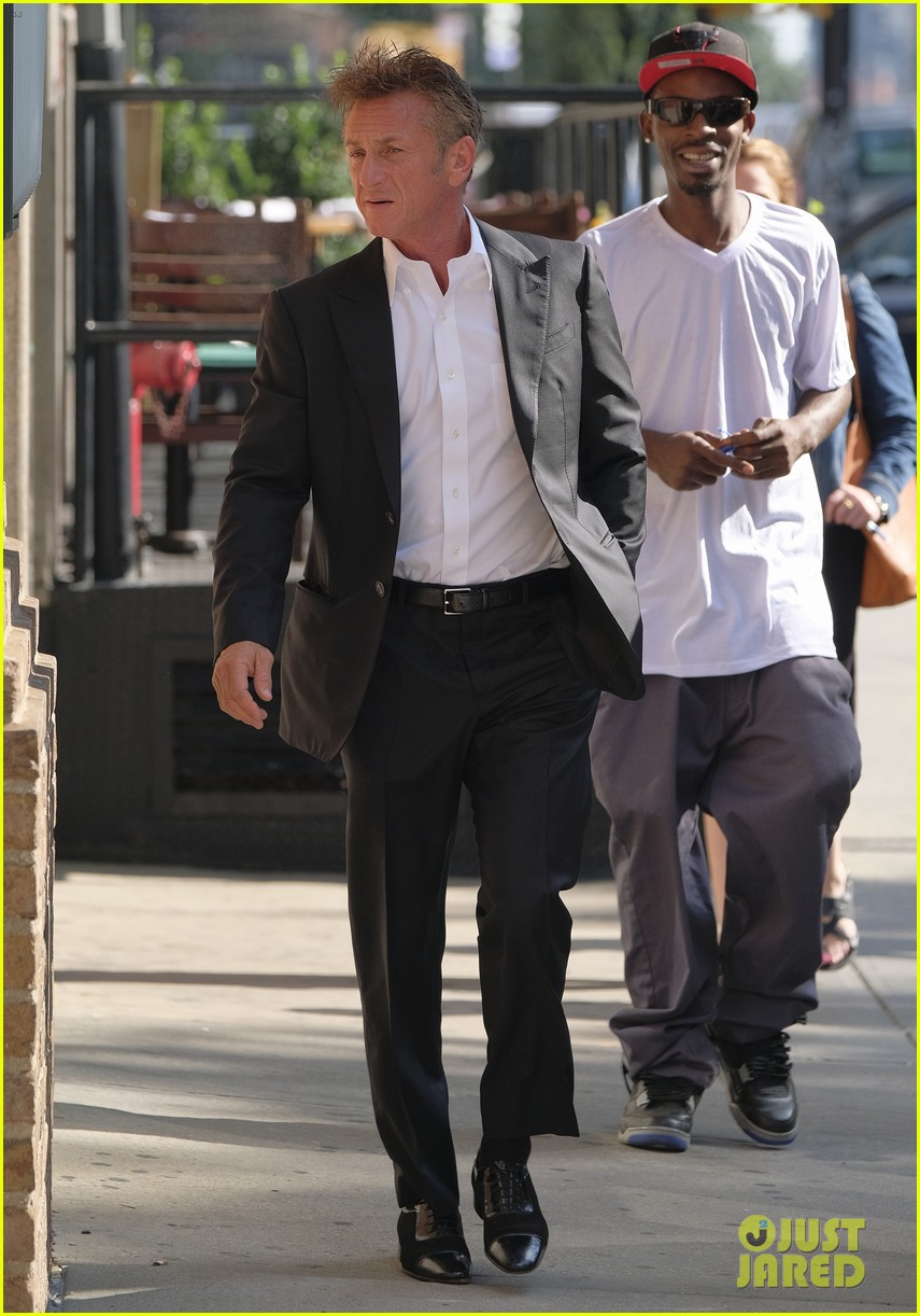Sean Penn Suits Up for a Day Out in New York City: Photo 3944971 | Sean ...