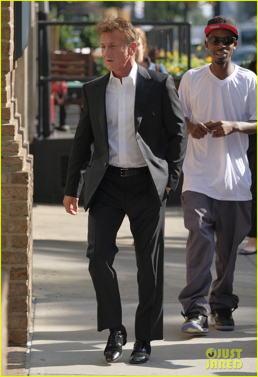 Sean Penn Suits Up for a Day Out in New York City: Photo 3944975 | Sean ...