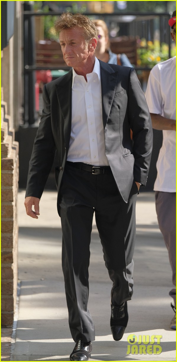 Sean Penn Suits Up for a Day Out in New York City: Photo 3944977 | Sean ...