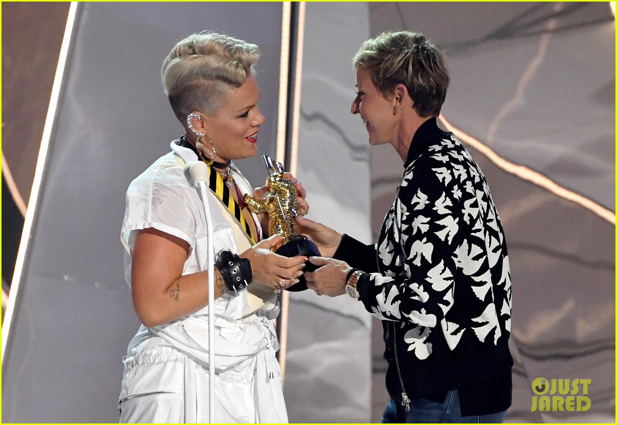 Pink's Video Vanguard Speech at MTV VMAs 2017 Is So Touching ...