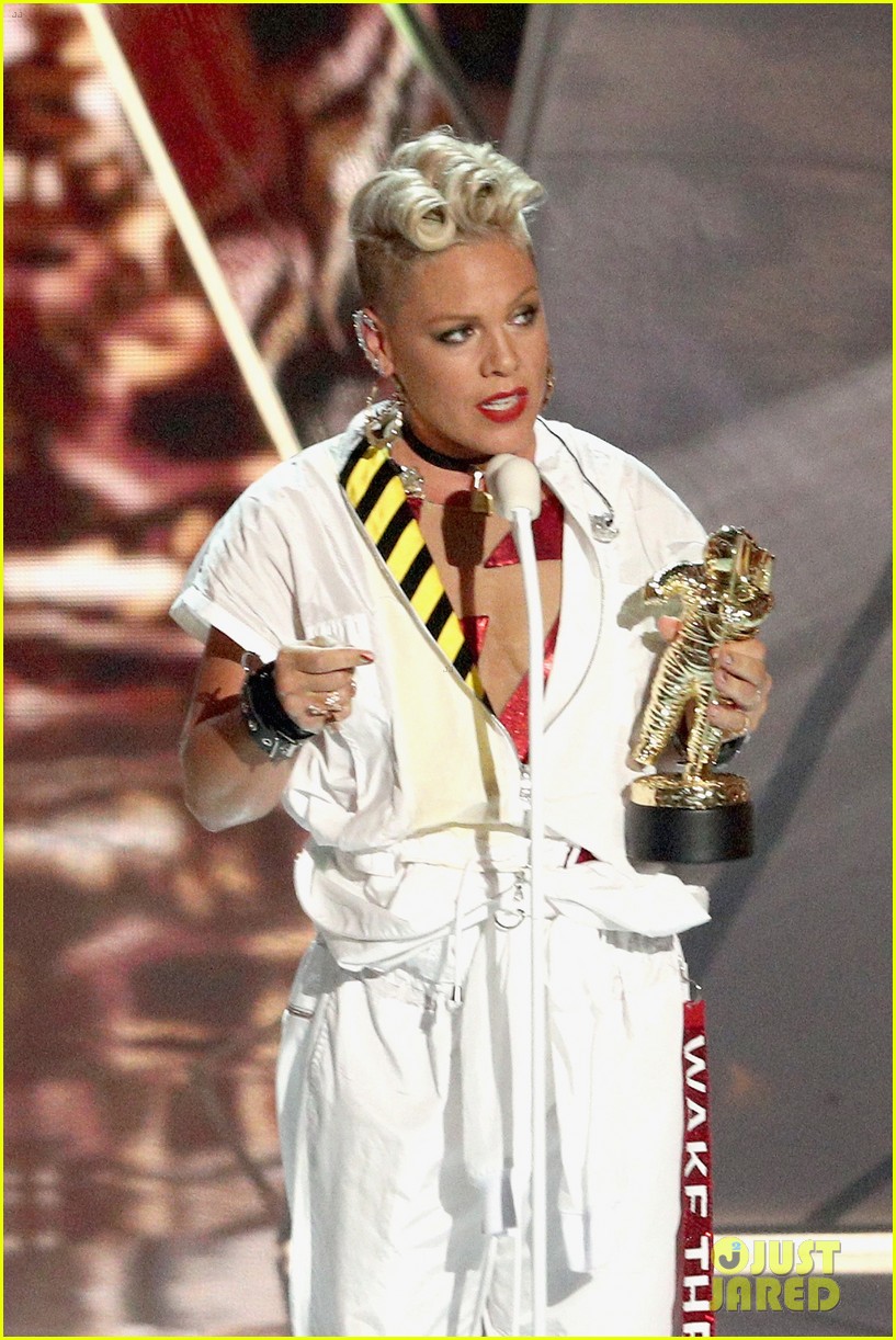 Pink's Video Vanguard Speech at MTV VMAs 2017 Is So Touching ...