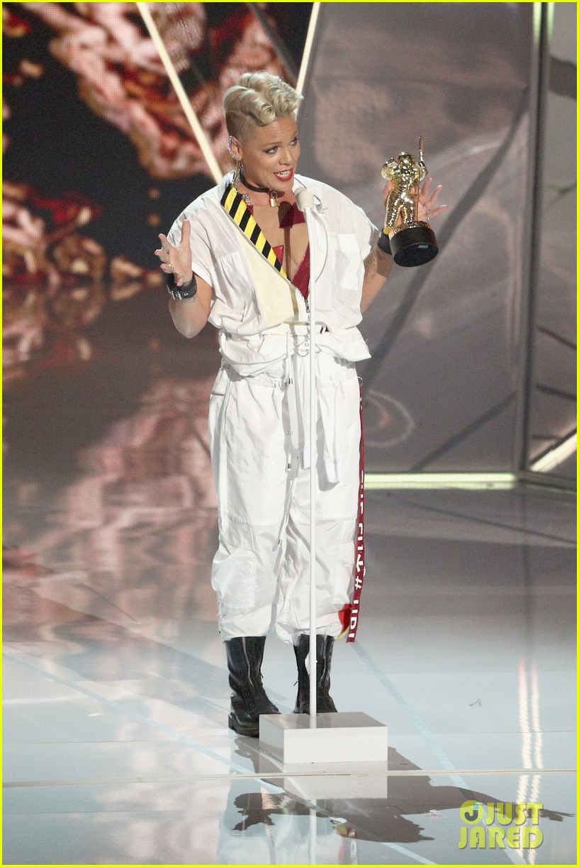 Pink's Video Vanguard Speech at MTV VMAs 2017 Is So Touching ...