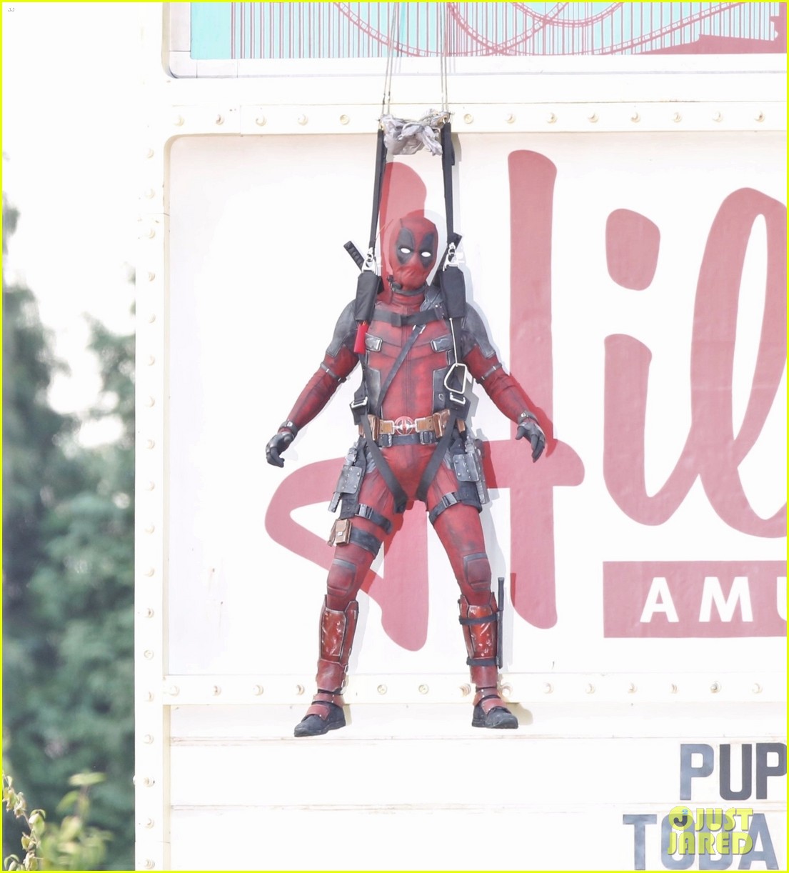 'Deadpool' Films Stunt for Sequel, Hangs From a Parachute!: Photo ...