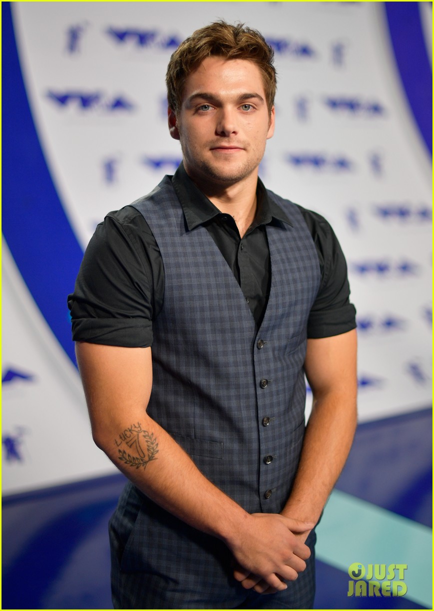 Teen Wolf's Ian Bohen Wears Tartan Suit To MTV VMAs 2017: Photo 3946973 ...