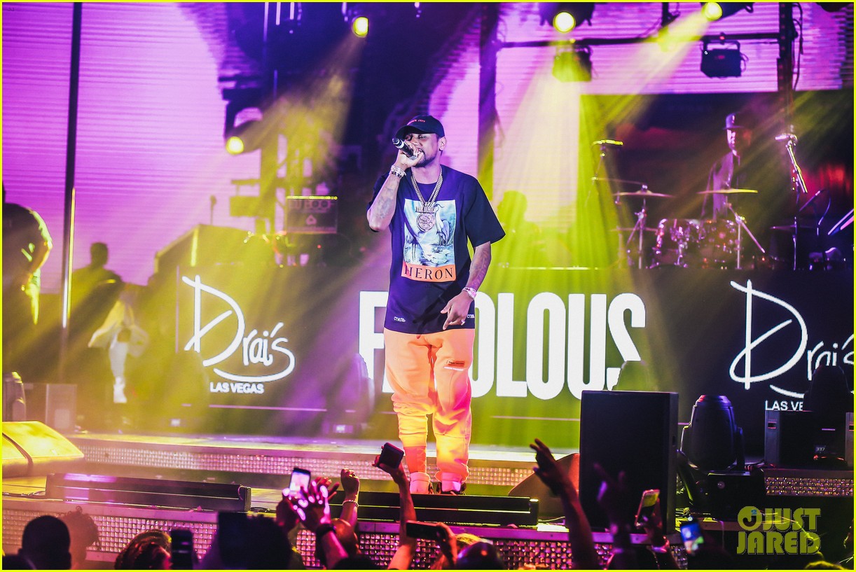 The Weeknd Checks Out a Concert With Friends in Las Vegas!: Photo ...