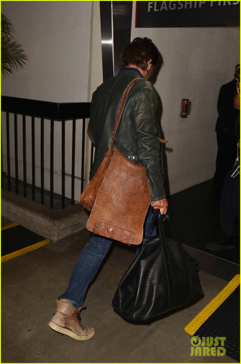 Gerard Butler Catches a Flight from Los Angeles to London: Photo ...