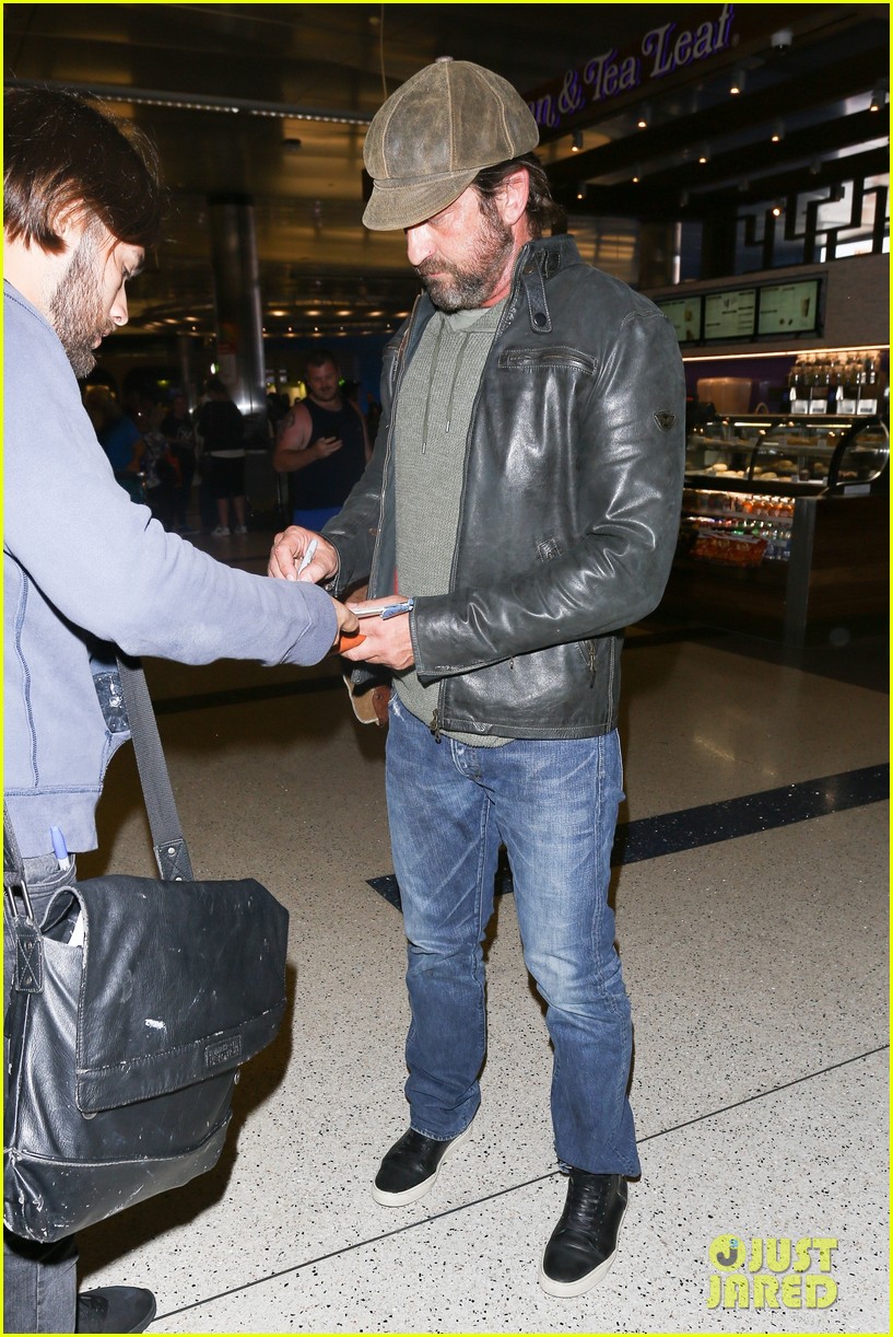 Gerard Butler Signs Some Autographs for His Fans: Photo 3961291 ...