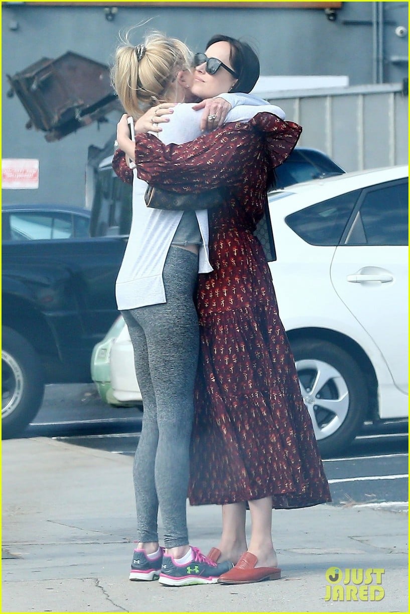 Photo: dakota johnson mom melanie griffith hug it out 19 | Photo ...