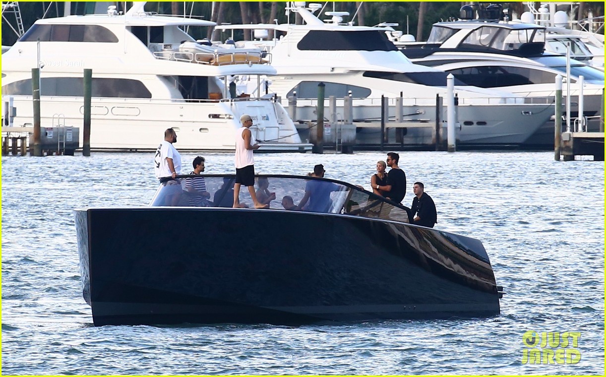 Scott Disick & Sofia Richie Flaunt Major PDA During Boat Ride: Photo ...