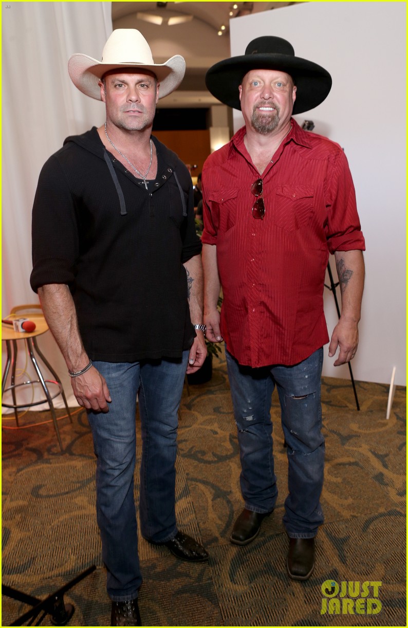 Troy Gentry Dead - Montgomery Gentry Singer Dies in Helicopter Crash at ...