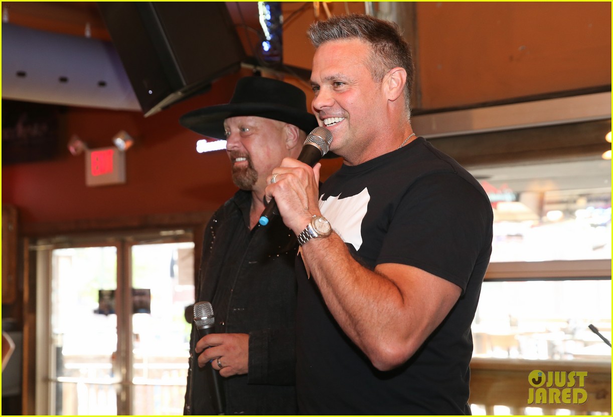 Troy Gentry Dead - Montgomery Gentry Singer Dies in Helicopter Crash at ...