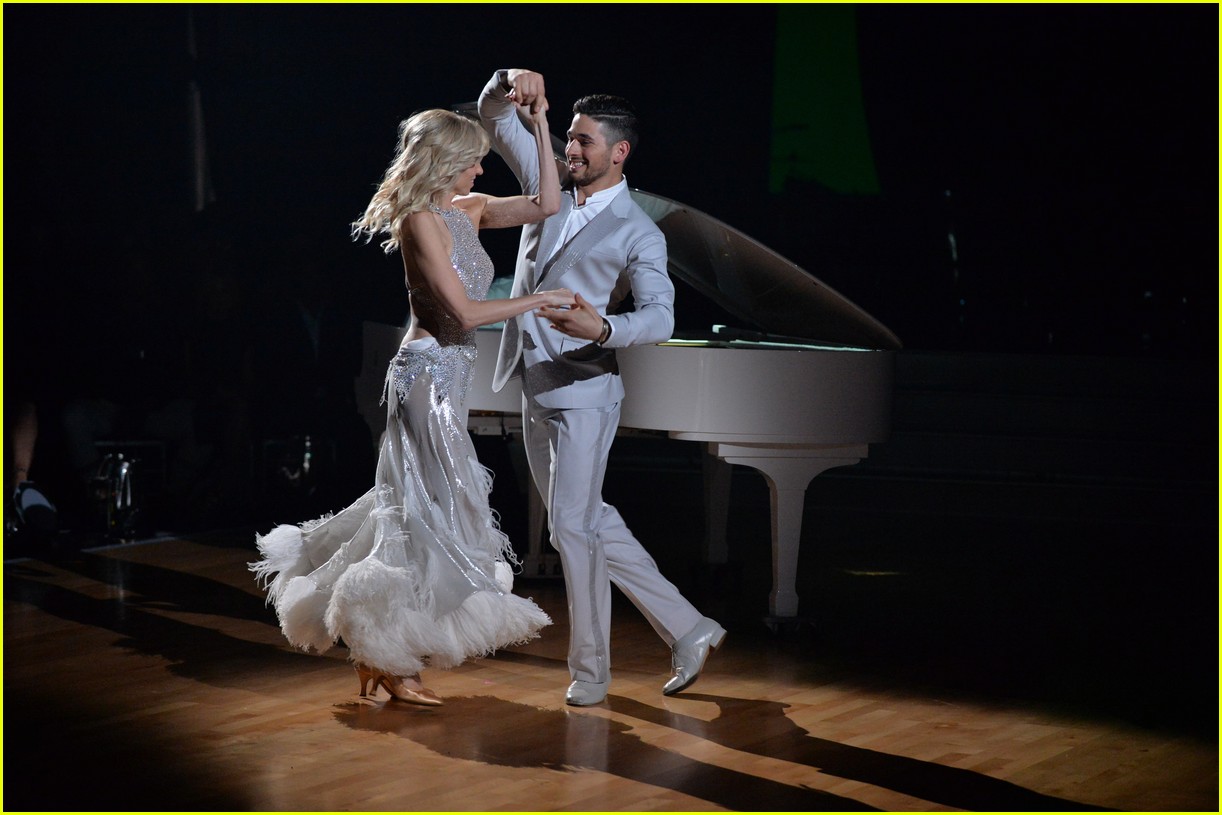Debbie Gibson Dances to 'Lost in Your Eyes' for 'DWTS' Season Premiere ...