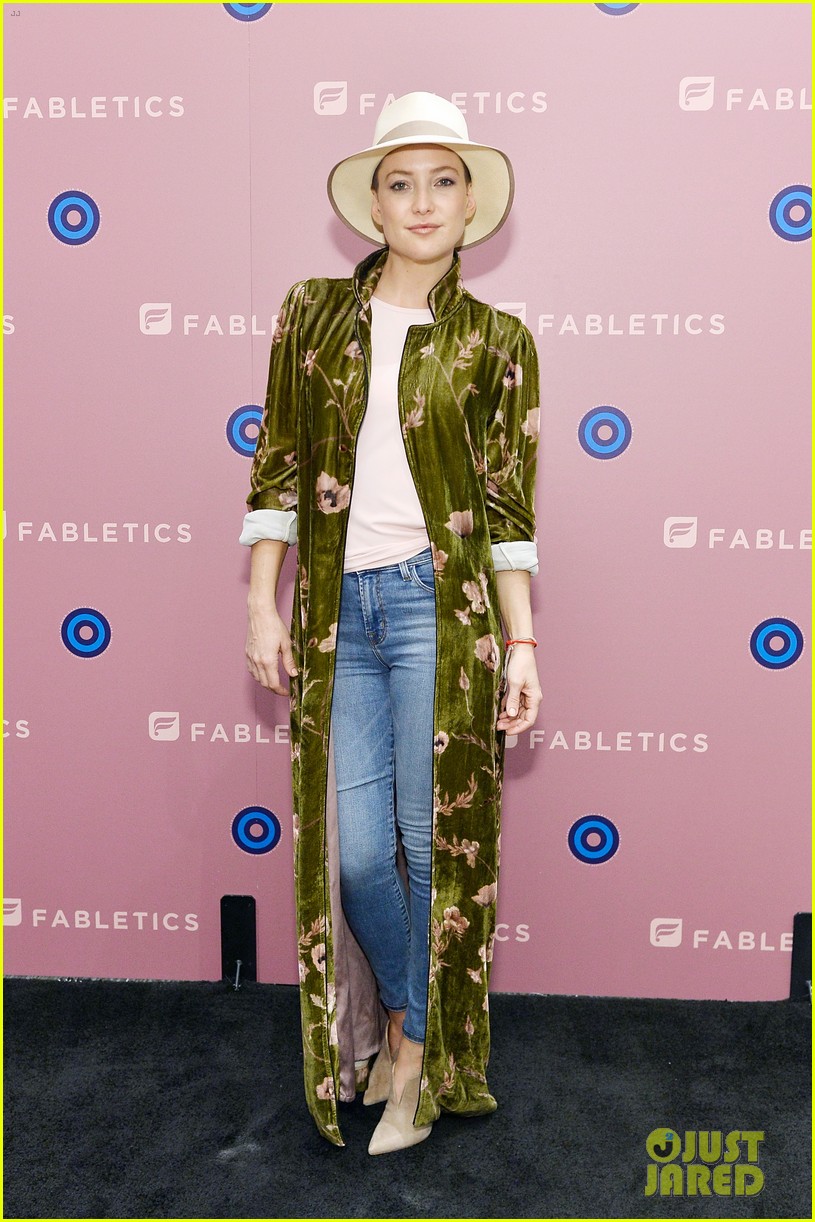 Kate Hudson Wears Hat to Cover Buzz Cut at Fabletics Event: Photo ...