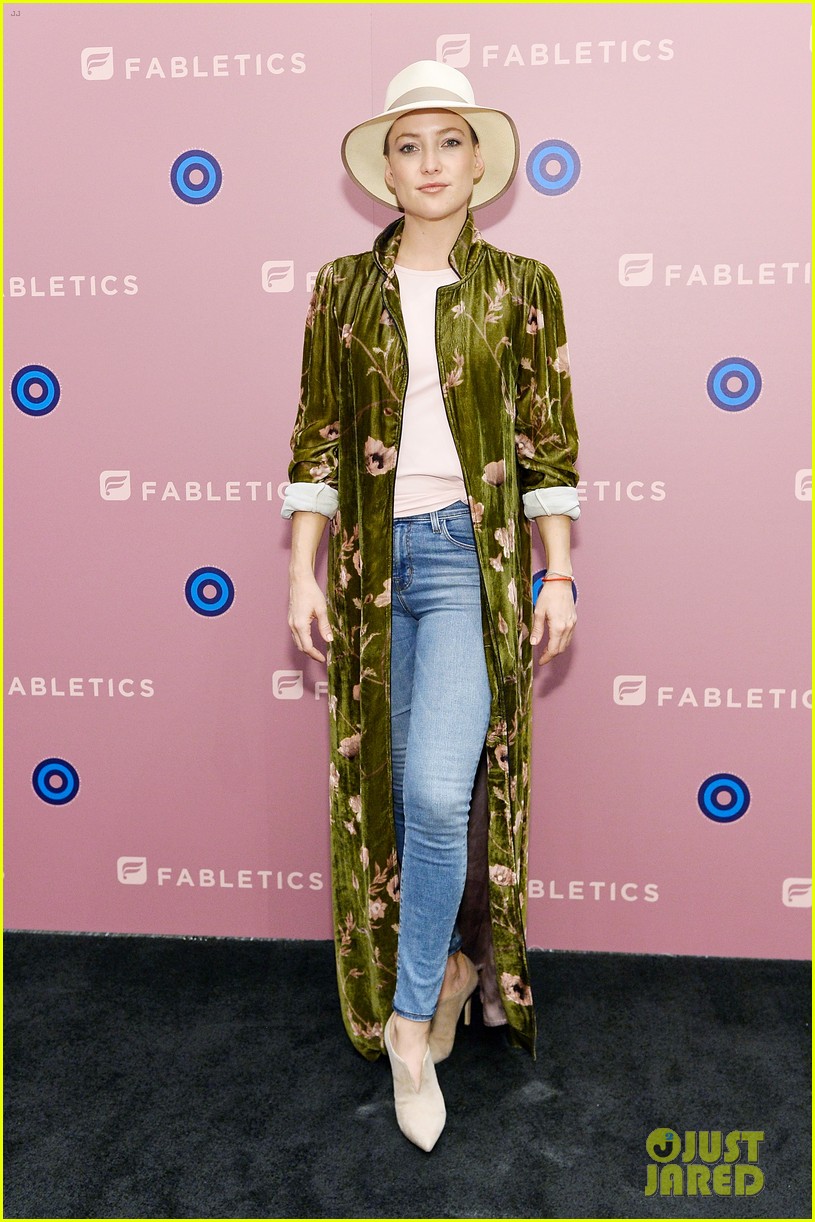 Kate Hudson Wears Hat to Cover Buzz Cut at Fabletics Event: Photo ...