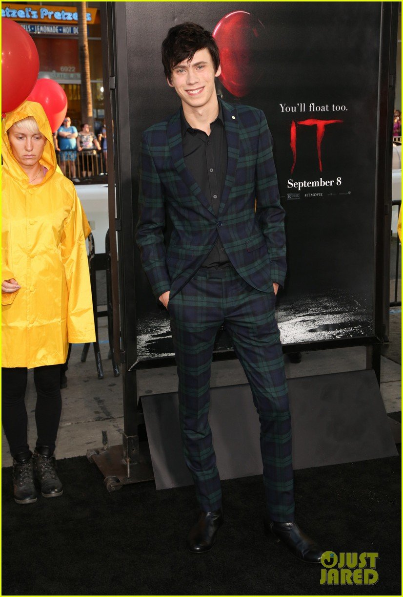 The 'It' Kids Walk Red Carpet Together at Hollywood Premiere!: Photo ...