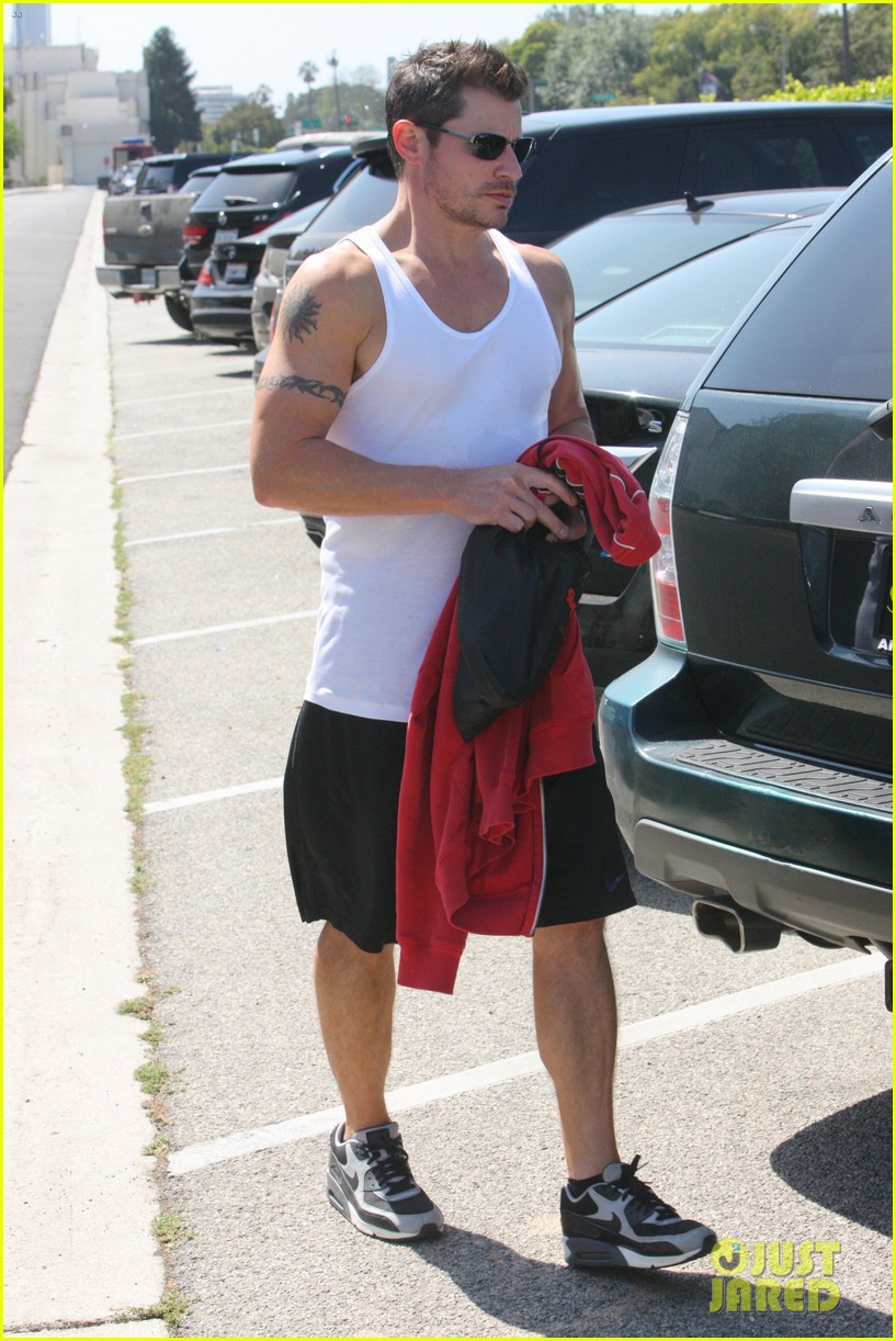 DWTS' Nick Lachey Puts Bulging Biceps on Display After Rehearsal: Photo ...