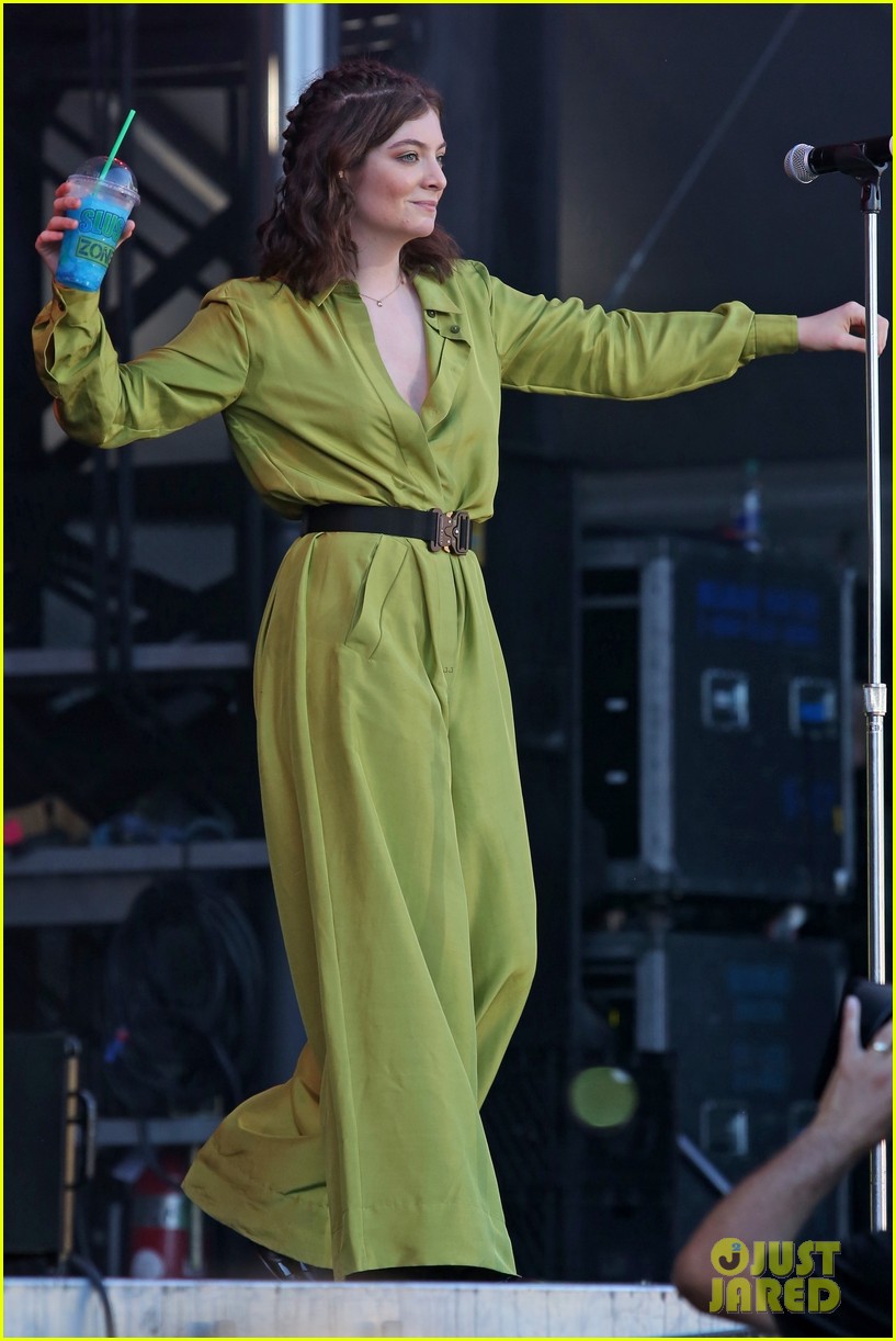 Lorde Dances Around in Vancouver for iHeartRadio Show: Photo 3950260 ...