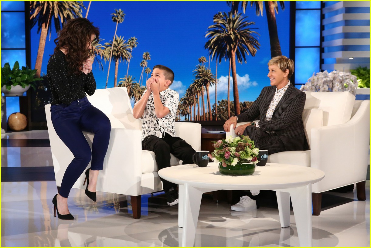 Idina Menzel Surprises Talented 11-Year-Old Fan on 'Ellen,' Watches Him ...