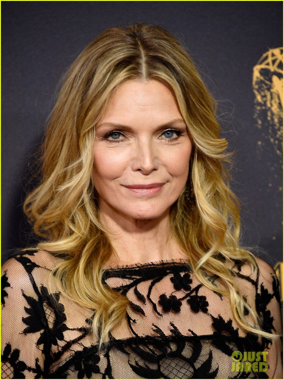 Michelle Pfeiffer Looks Beautiful in Black on the Emmys 2017 Red Carpet ...