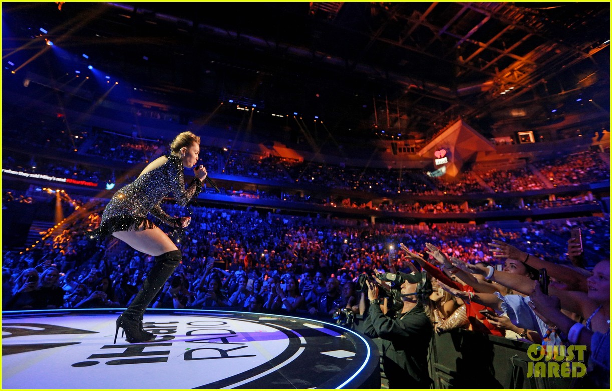 Miley Cyrus Sparkles on Stage at iHeartRadio Music Festival: Photo ...