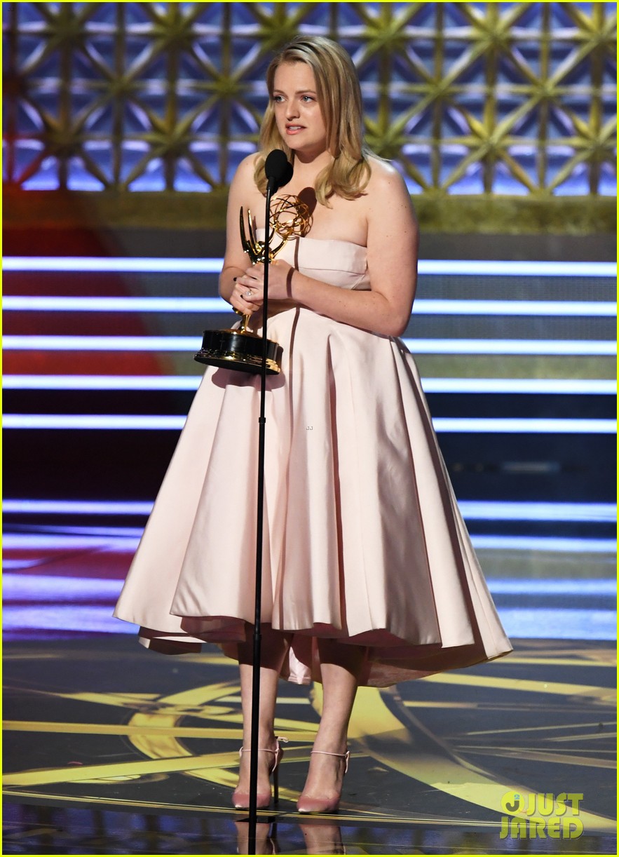 Elisabeth Moss Drops Two F-Bombs During Emmys Acceptance Speech! (Video ...