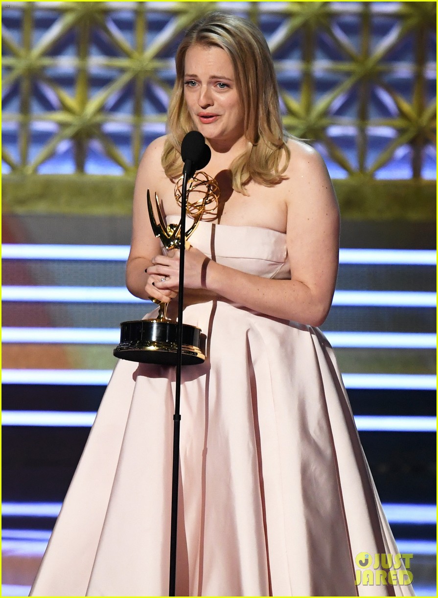 Elisabeth Moss Drops Two F-Bombs During Emmys Acceptance Speech! (Video ...