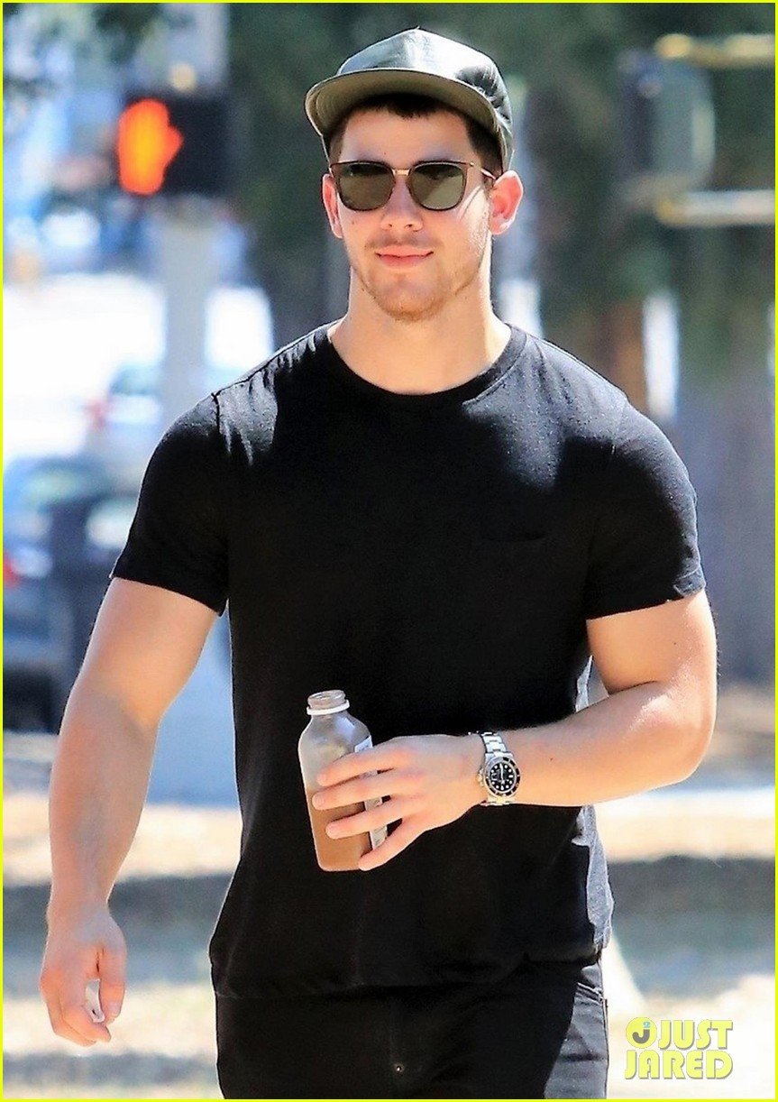 Nick Jonas Looks Buff While Walking Around Studio City: Photo 3951175 ...