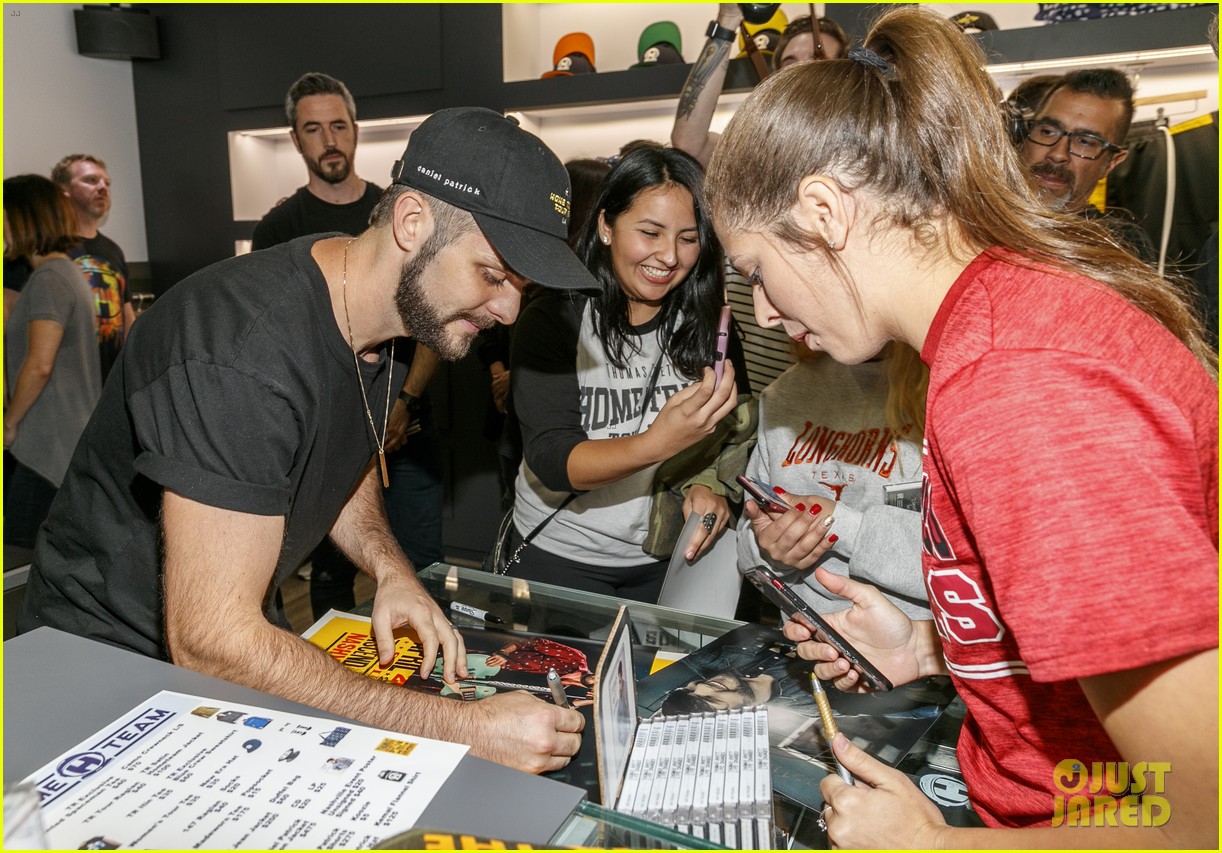 Thomas Rhett Brings Daughter Willa to Pop-Up Store Opening: Photo ...
