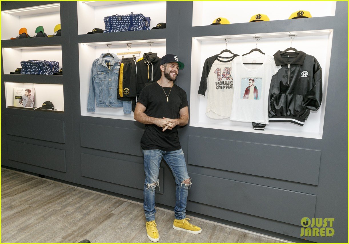 Thomas Rhett Brings Daughter Willa to Pop-Up Store Opening: Photo ...