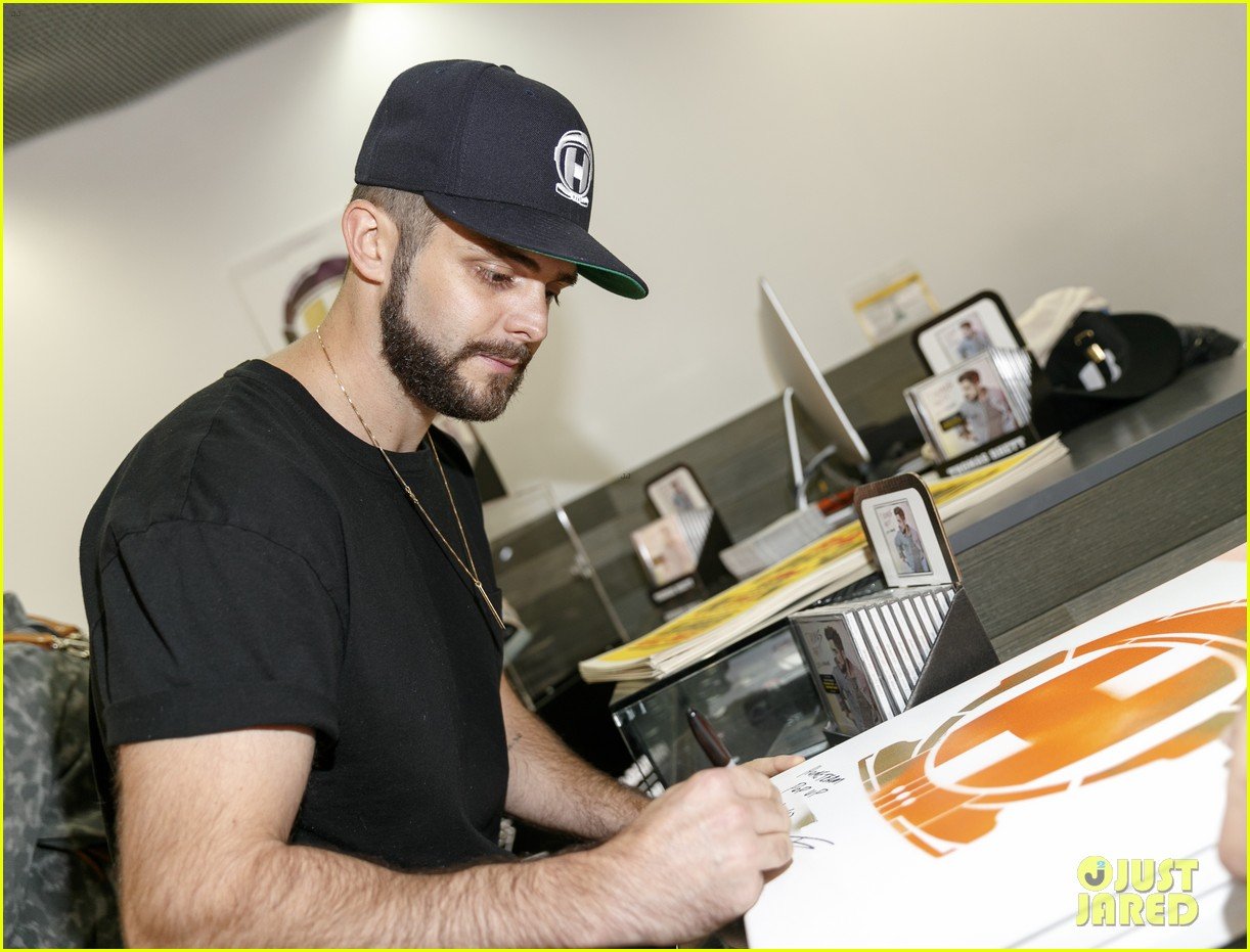 Thomas Rhett Brings Daughter Willa to Pop-Up Store Opening: Photo ...