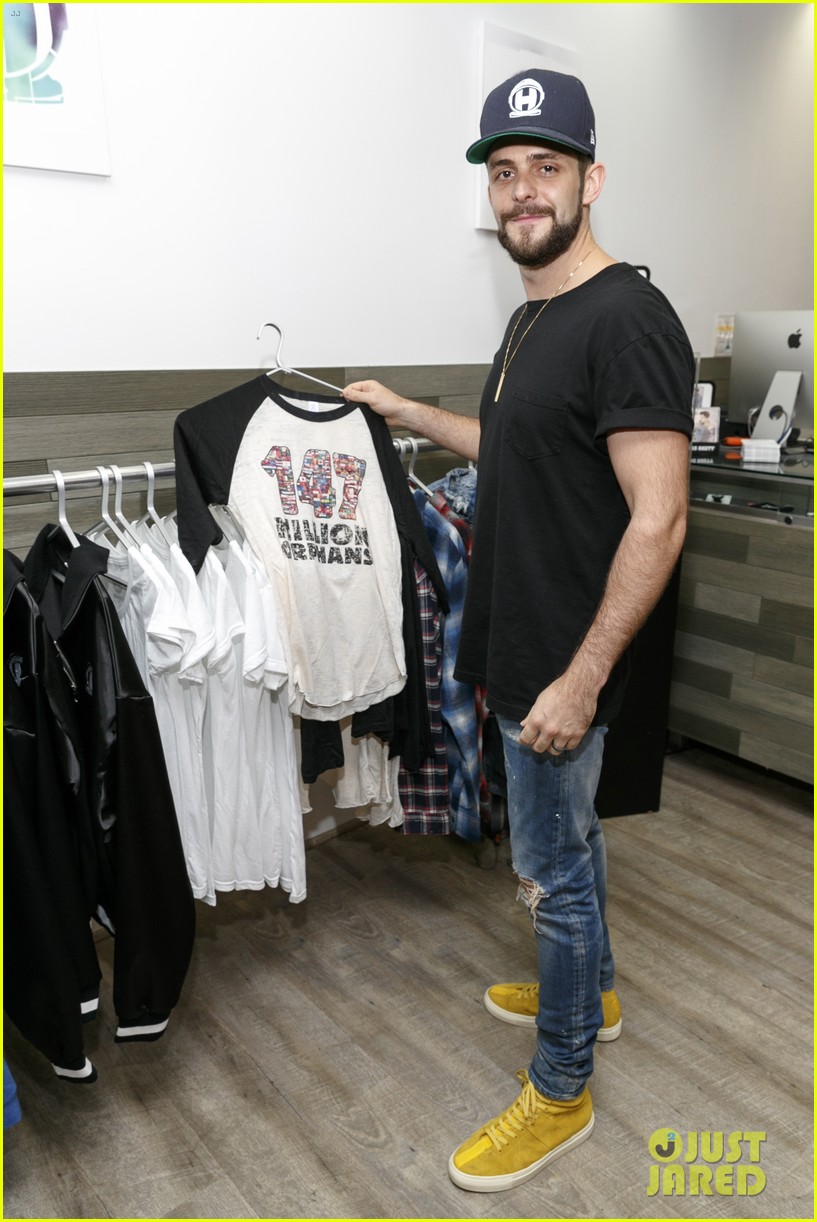 Thomas Rhett Brings Daughter Willa to Pop-Up Store Opening: Photo ...