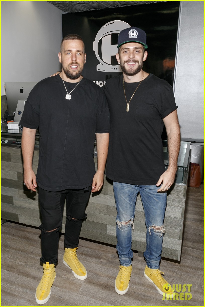 Thomas Rhett Brings Daughter Willa to Pop-Up Store Opening: Photo ...