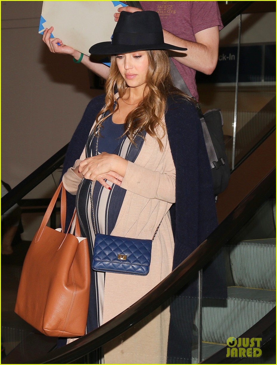 Jessica Alba Cradles Her Baby Bump at LAX Airport: Photo 3979423 ...