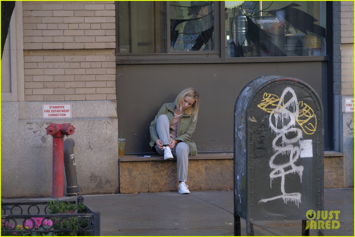 Kristen Bell & Kelsey Grammer Film 'Like Father' on a Stoop: Photo ...