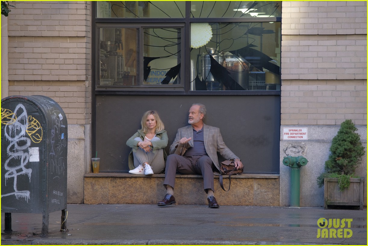 Kristen Bell & Kelsey Grammer Film 'Like Father' on a Stoop: Photo ...