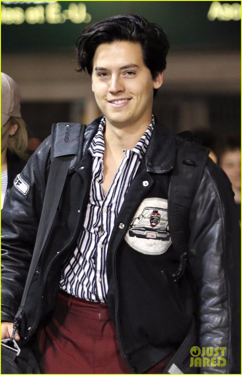 'Riverdale' Co-Stars Cole Sprouse & Lili Reinhart Return to Vancouver Together: Photo 3970552 ...