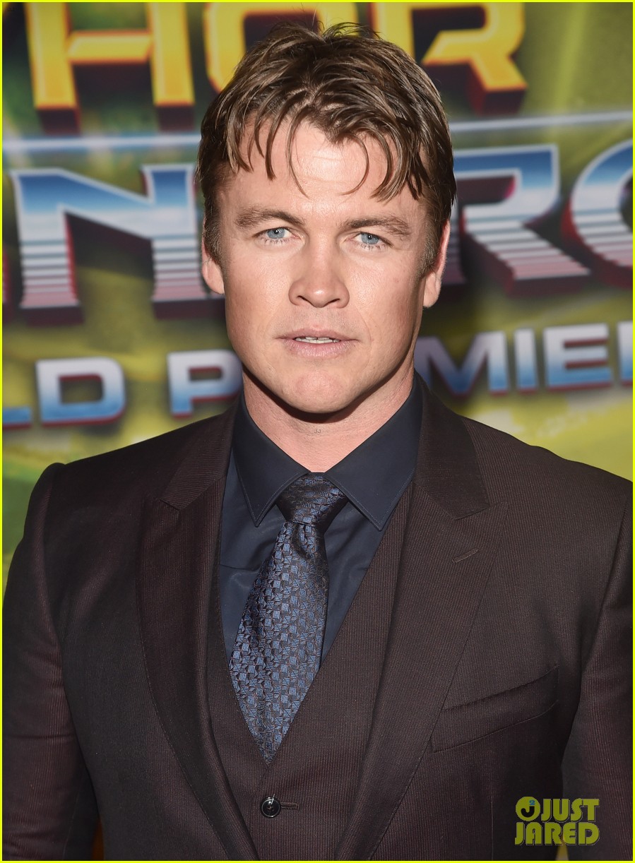 Miley Cyrus & Liam Hemsworth Make Rare Red Carpet Appearance at 'Thor ...