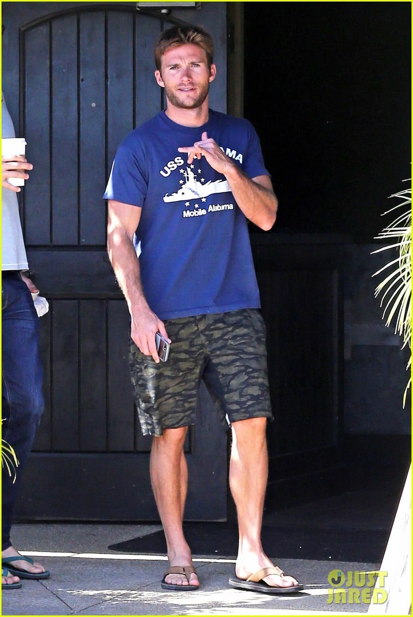 Scott Eastwood Flashes His Muscles After Revealing He Wants to Play ...