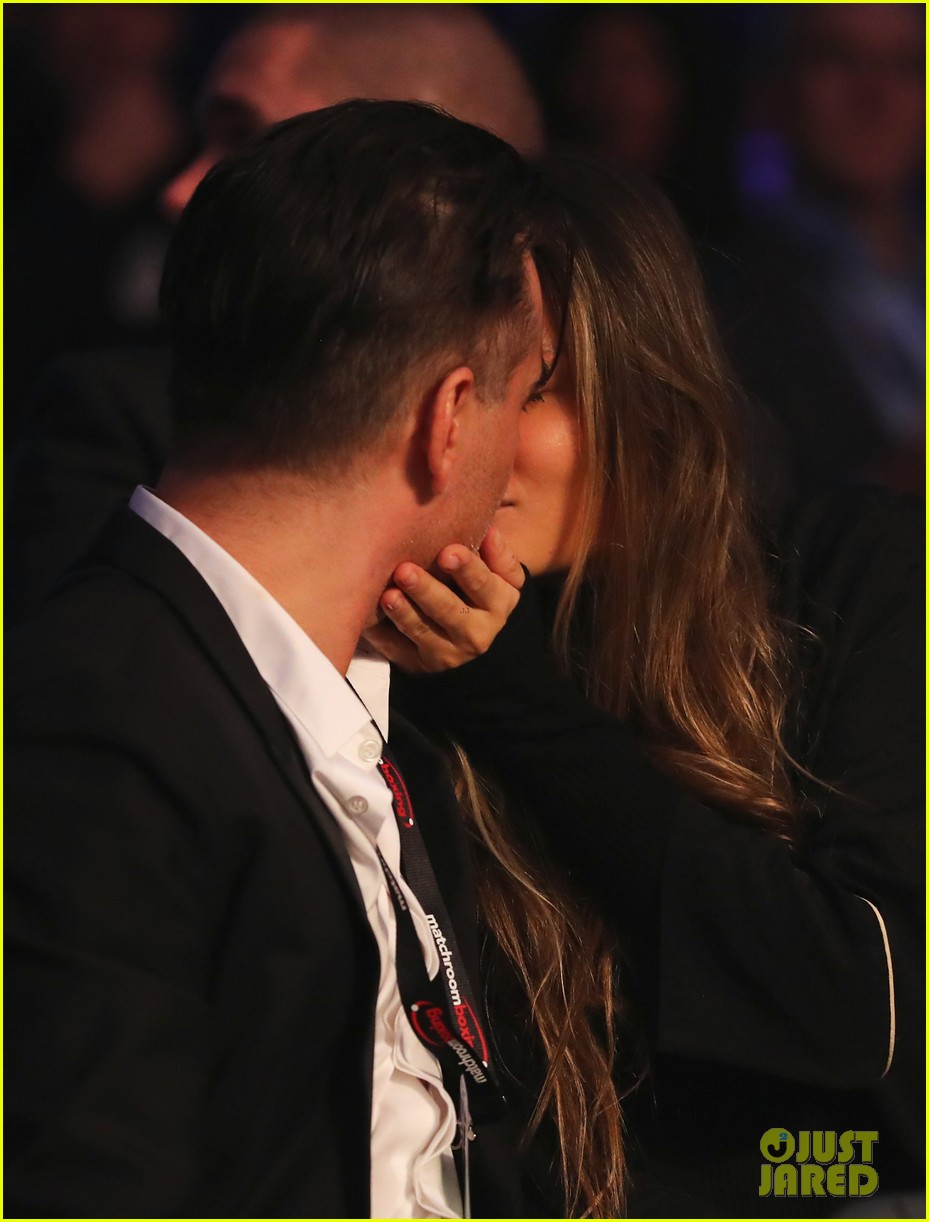 Colin Farrell Kisses Mystery Girlfriend at Boxing Match: Photo 3979302 ...