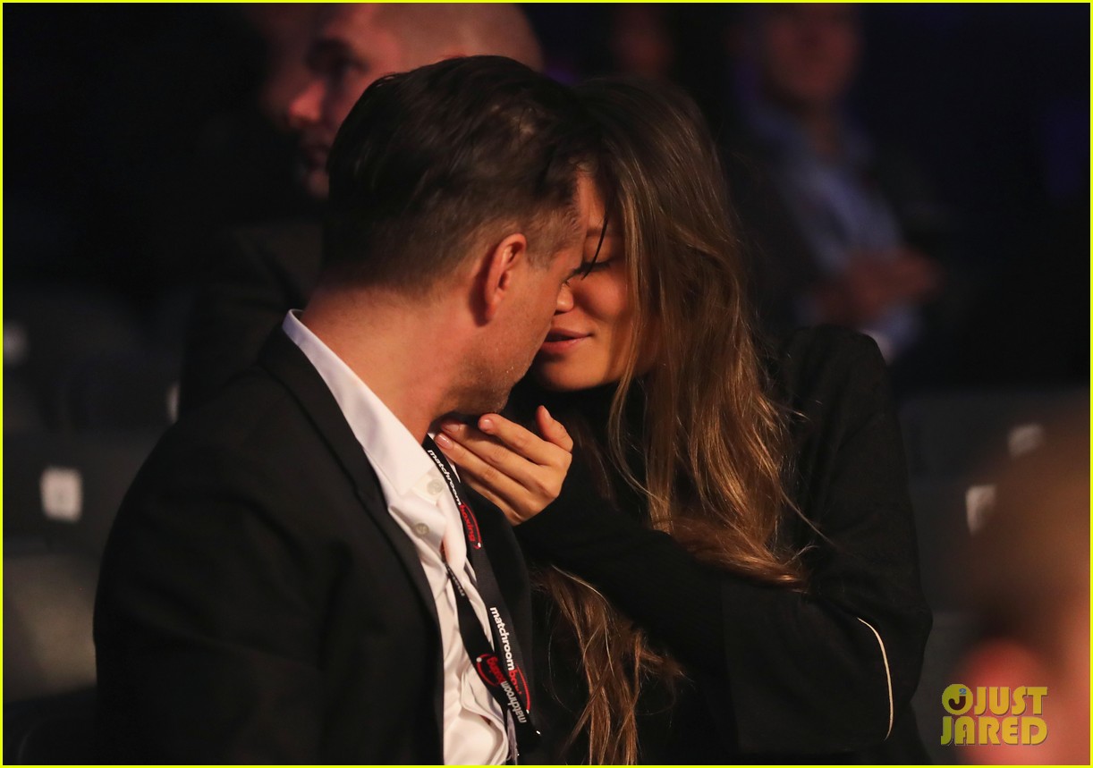 Colin Farrell Kisses Mystery Girlfriend at Boxing Match: Photo 3979310 ...