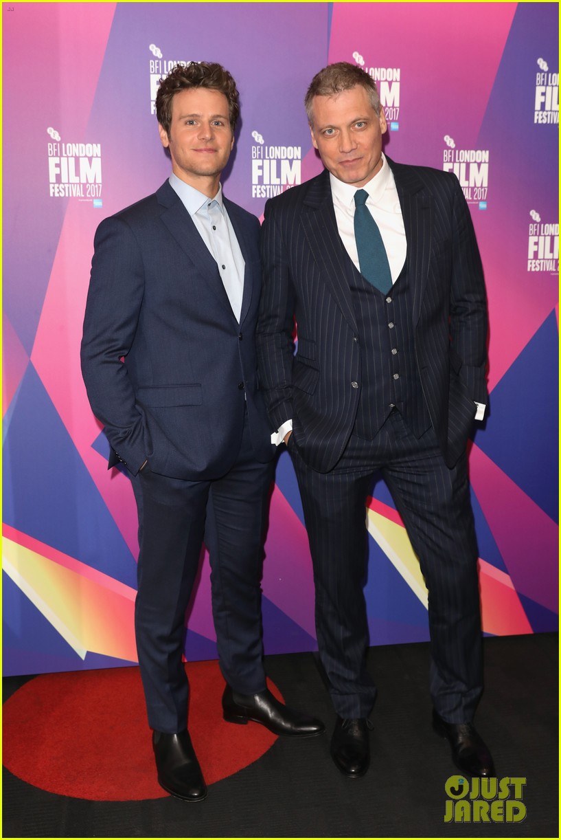 Jonathan Groff Attends the Premiere of New Show 'Mindhunter' in London ...