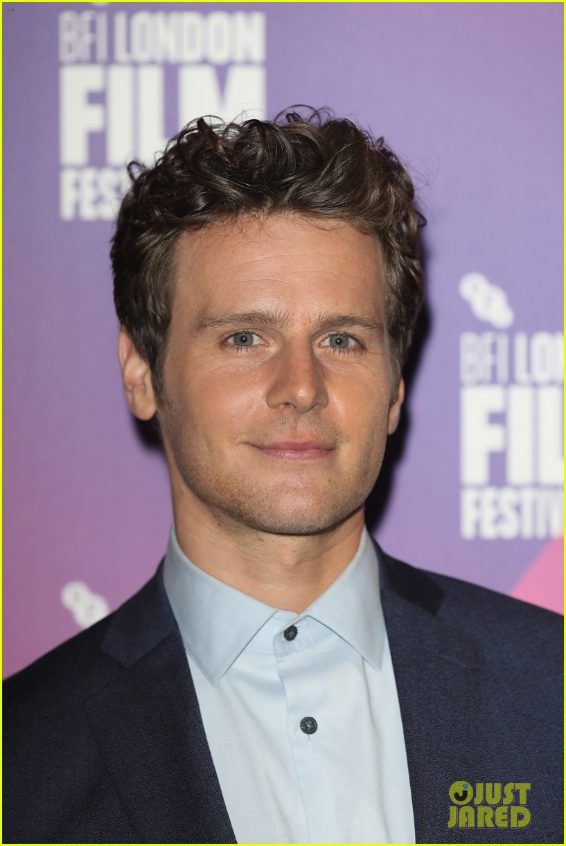 Jonathan Groff Attends the Premiere of New Show 'Mindhunter' in London ...