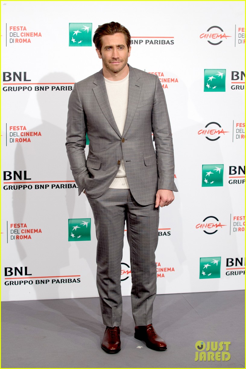 Jake Gyllenhaal Suits Up for 'Stronger' Photo Call during Rome Film ...