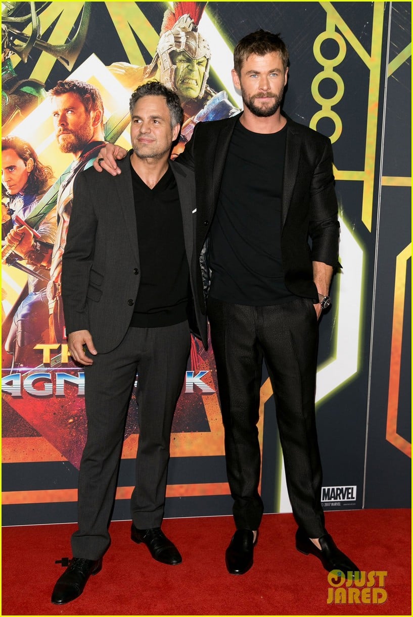 Chris Hemsworth & Mark Ruffalo Buddy Up for 'Thor: Ragnarok' Screening ...