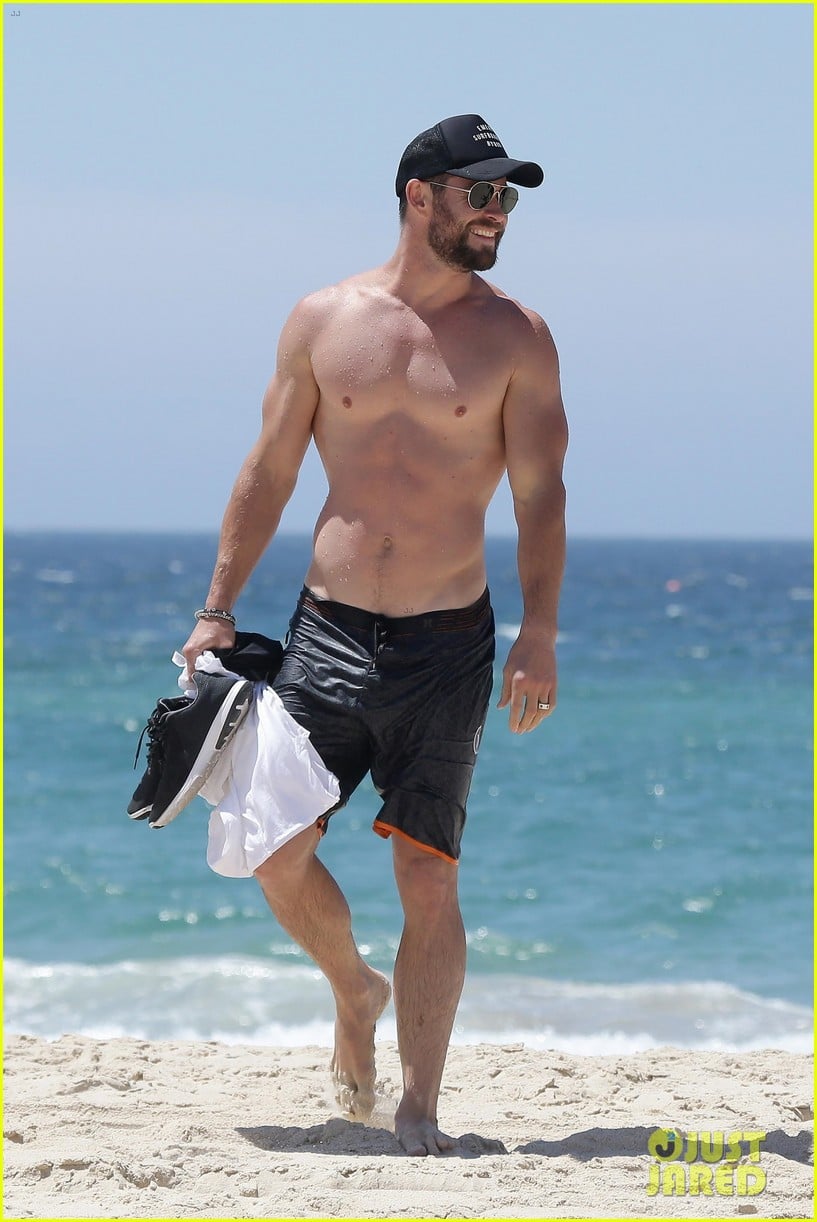 Chris Hemsworth Goes Shirtless, Bares Ripped Body in Australia: Photo ...