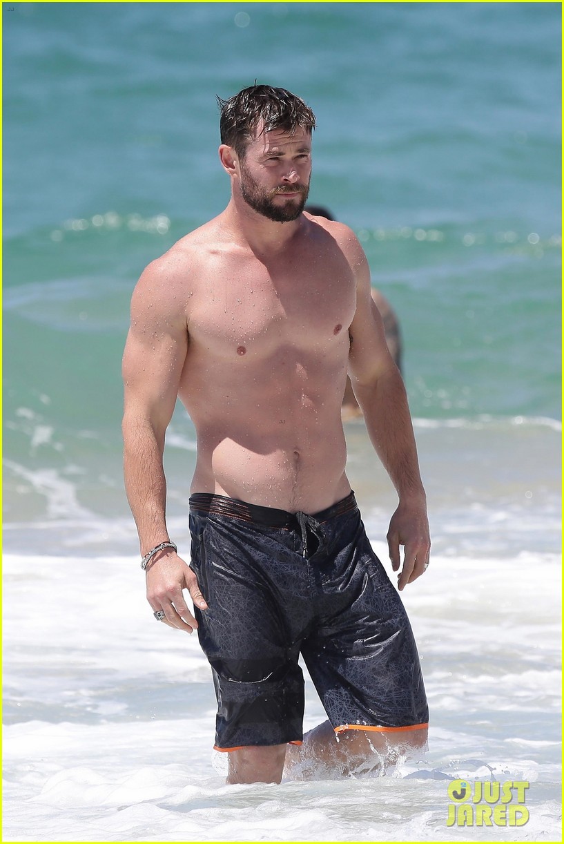 Chris Hemsworth Goes Shirtless, Bares Ripped Body in Australia: Photo ...