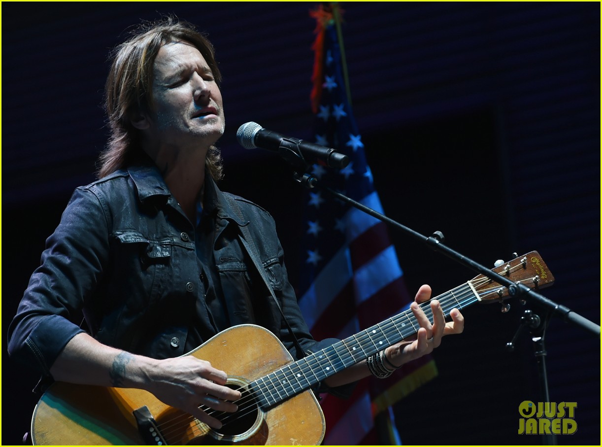 Keith Urban Pays Tribute to Las Vegas Victims at Nashville Vigil: Photo ...