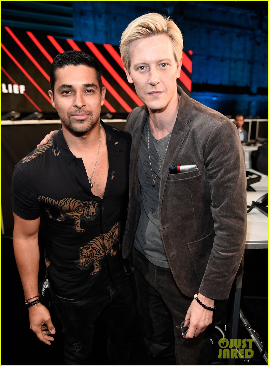 Jared Leto & Jesse Williams Answer Calls During the 'Somos: Una Voz ...