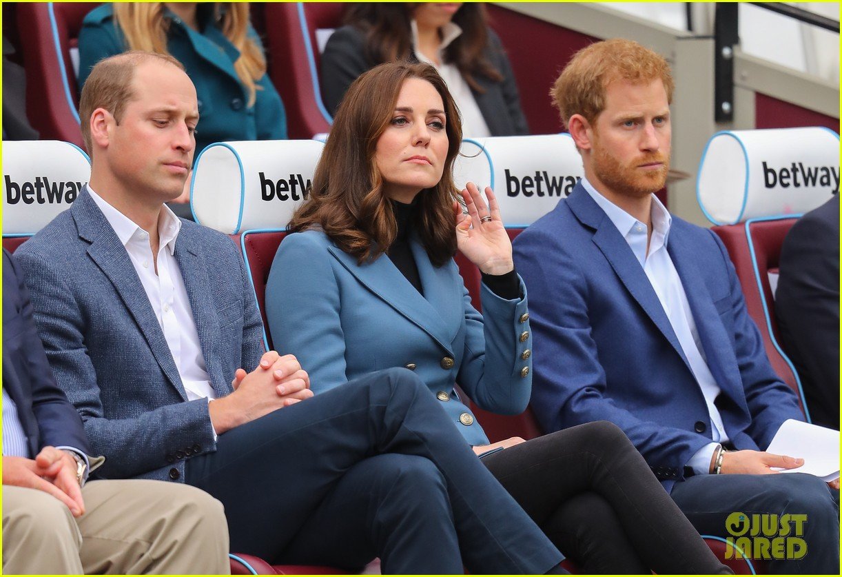 Pregnant Kate Middleton Makes Surprise Appearance at Coach Core ...